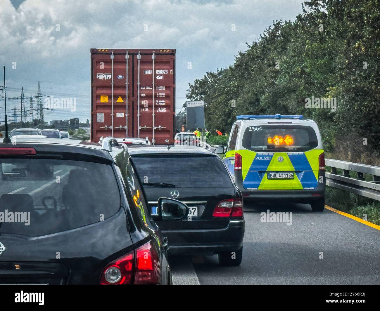Polizeieinsatz auf Autobahn, Stau, Lkw, Autos, Rettungskräfte ...