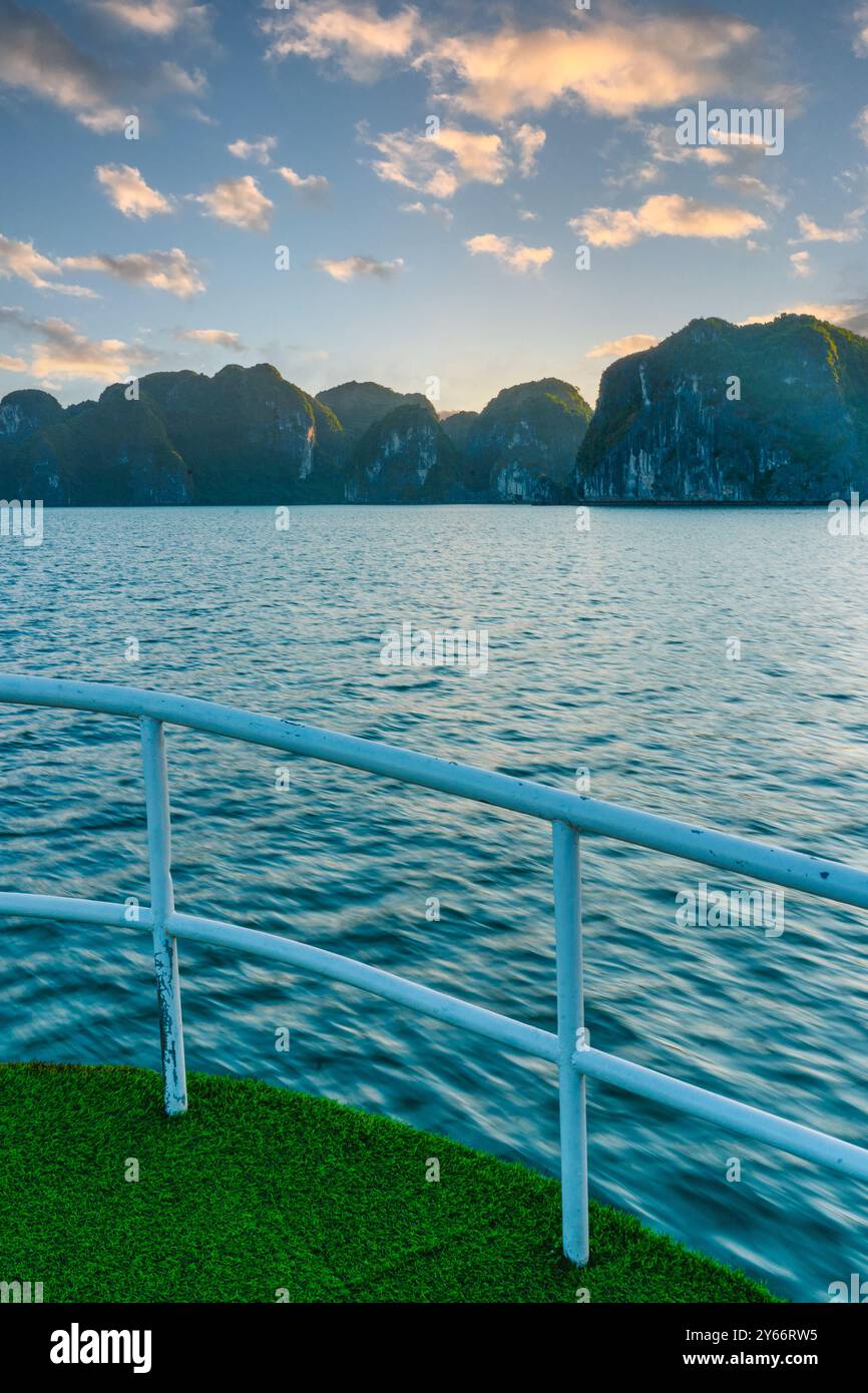 Boat sailing on bay sunset hi-res stock photography and images - Alamy