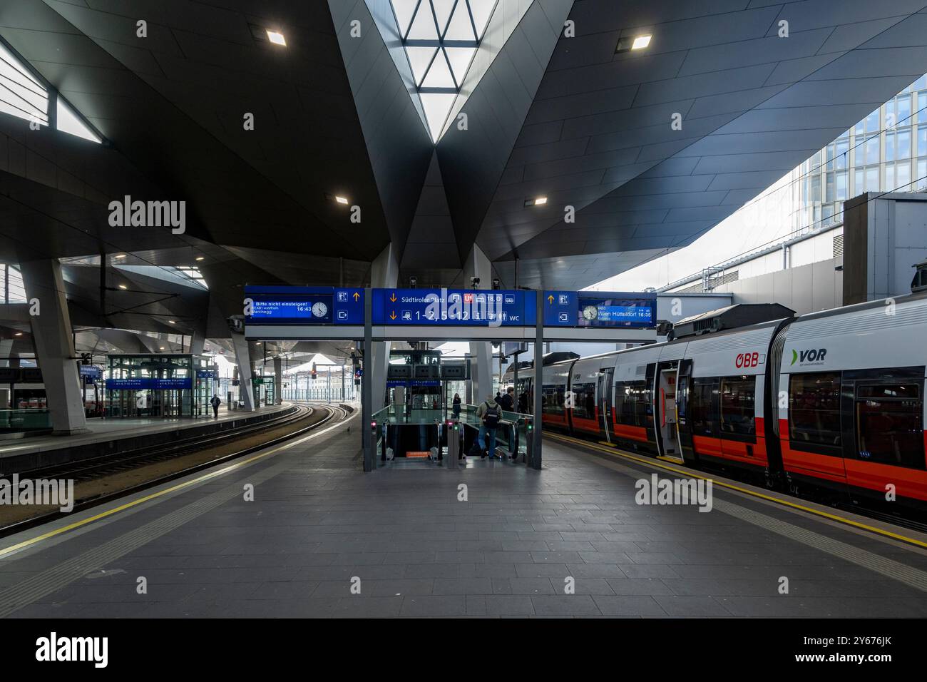 Wien hauptbahnhof main railway station hi-res stock photography and ...