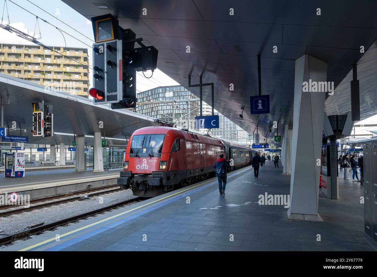 Electric train at Vienna Main Station Stock Photo - Alamy