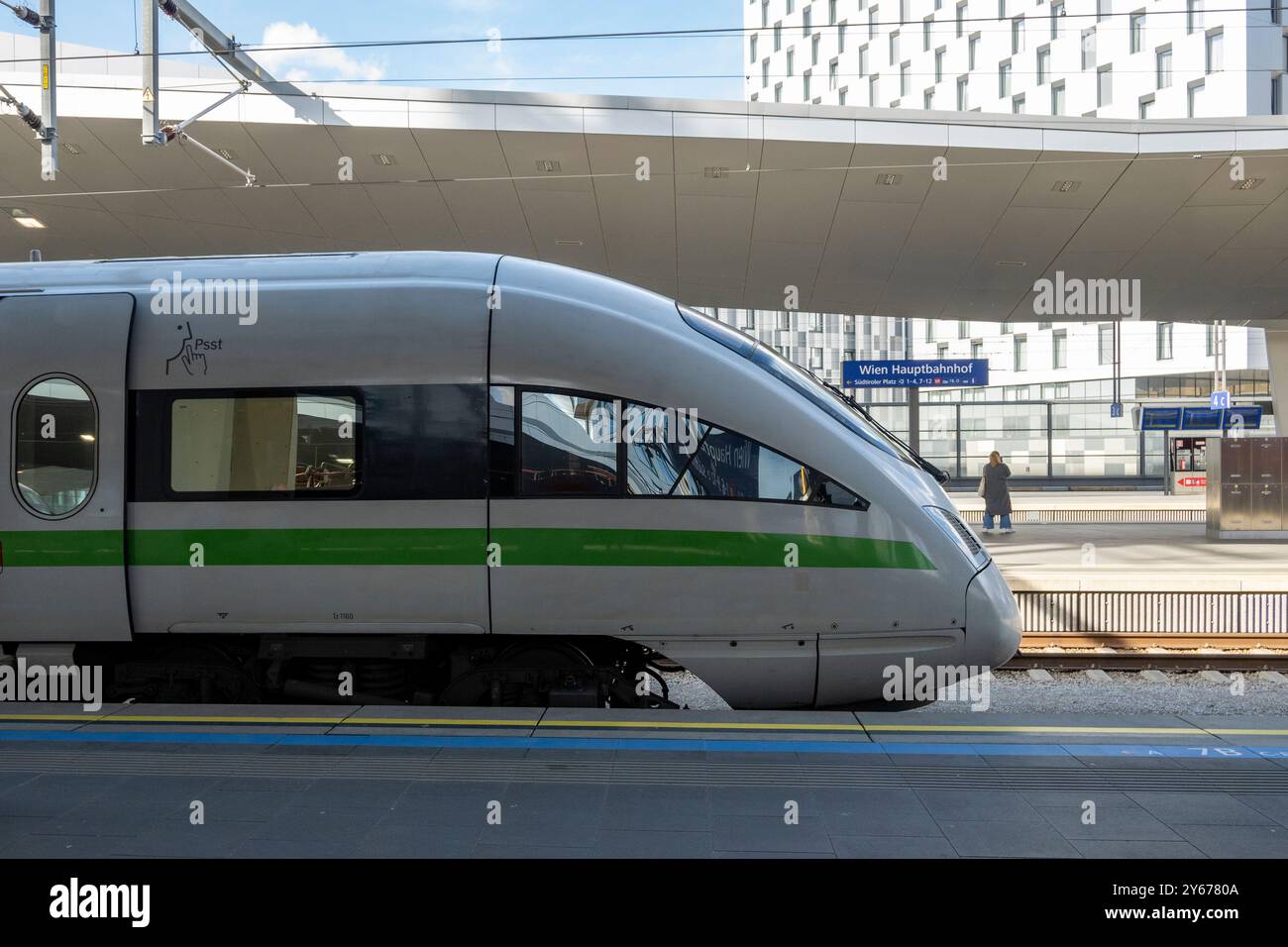 A German (DB) train at Vienna Main Station Stock Photo - Alamy