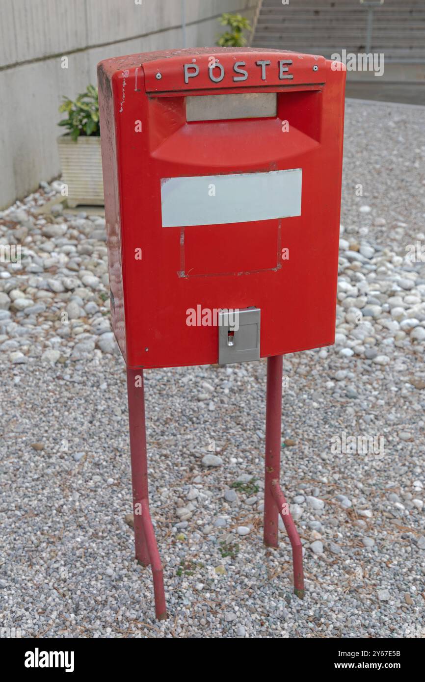 Free standing mailbox hi-res stock photography and images - Alamy