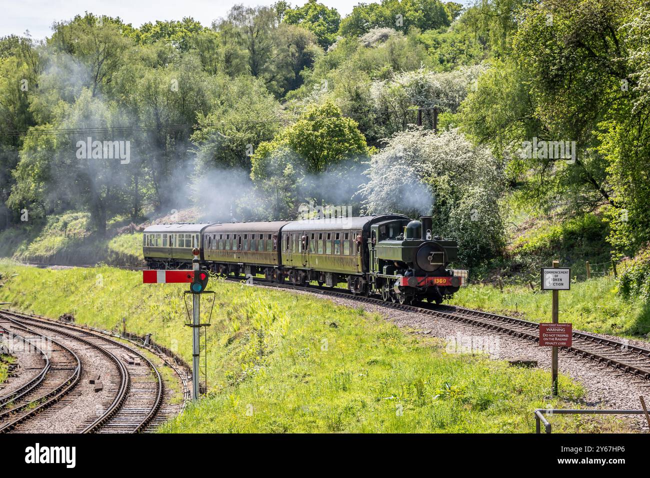 GWR '1366' 0-6-0PT No. 1369 arrives at Norchard High Level station on ...