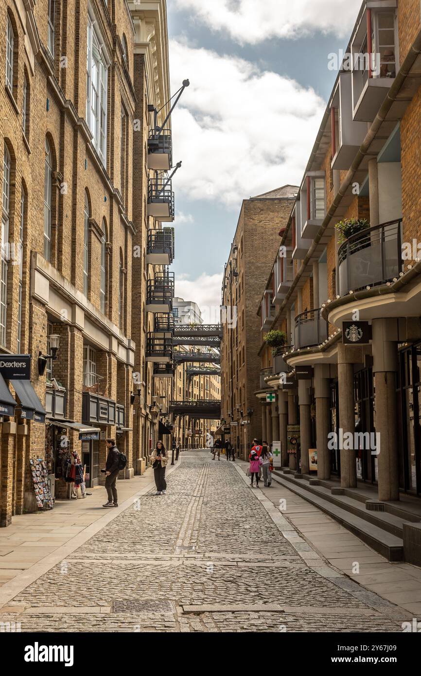 United kingdom london warehouses hi-res stock photography and images ...
