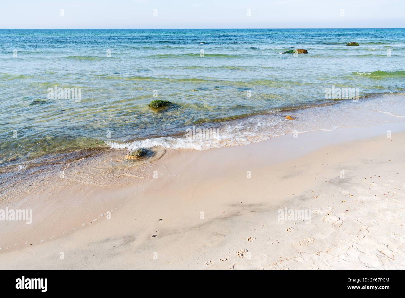 Strand am Bakenberg im Nordwesten der Insel Rügen auf der Halbinsel ...