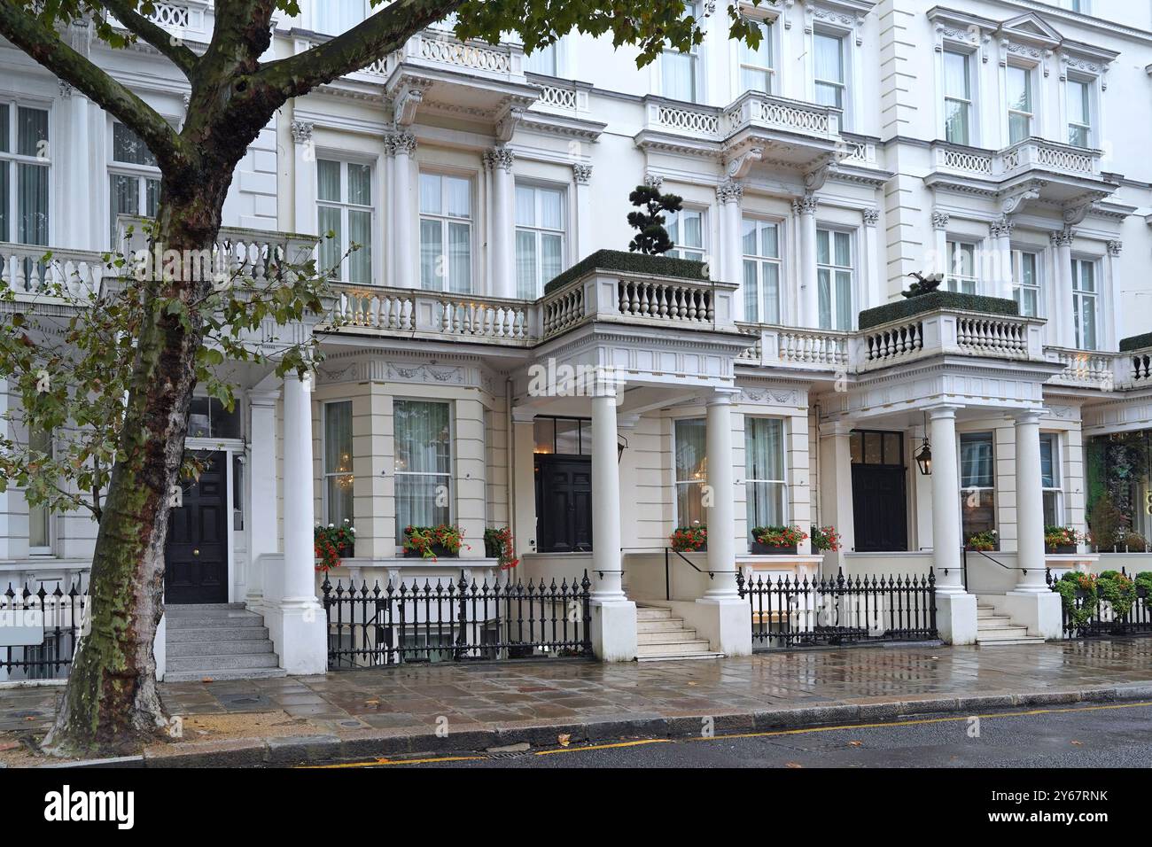 Residential building white facade tree hi-res stock photography and ...