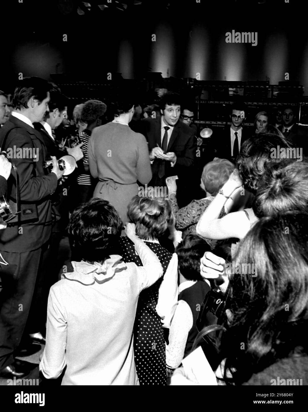 Singer Tom Jones signs autographs at a buffet luncheon and cocktail ...