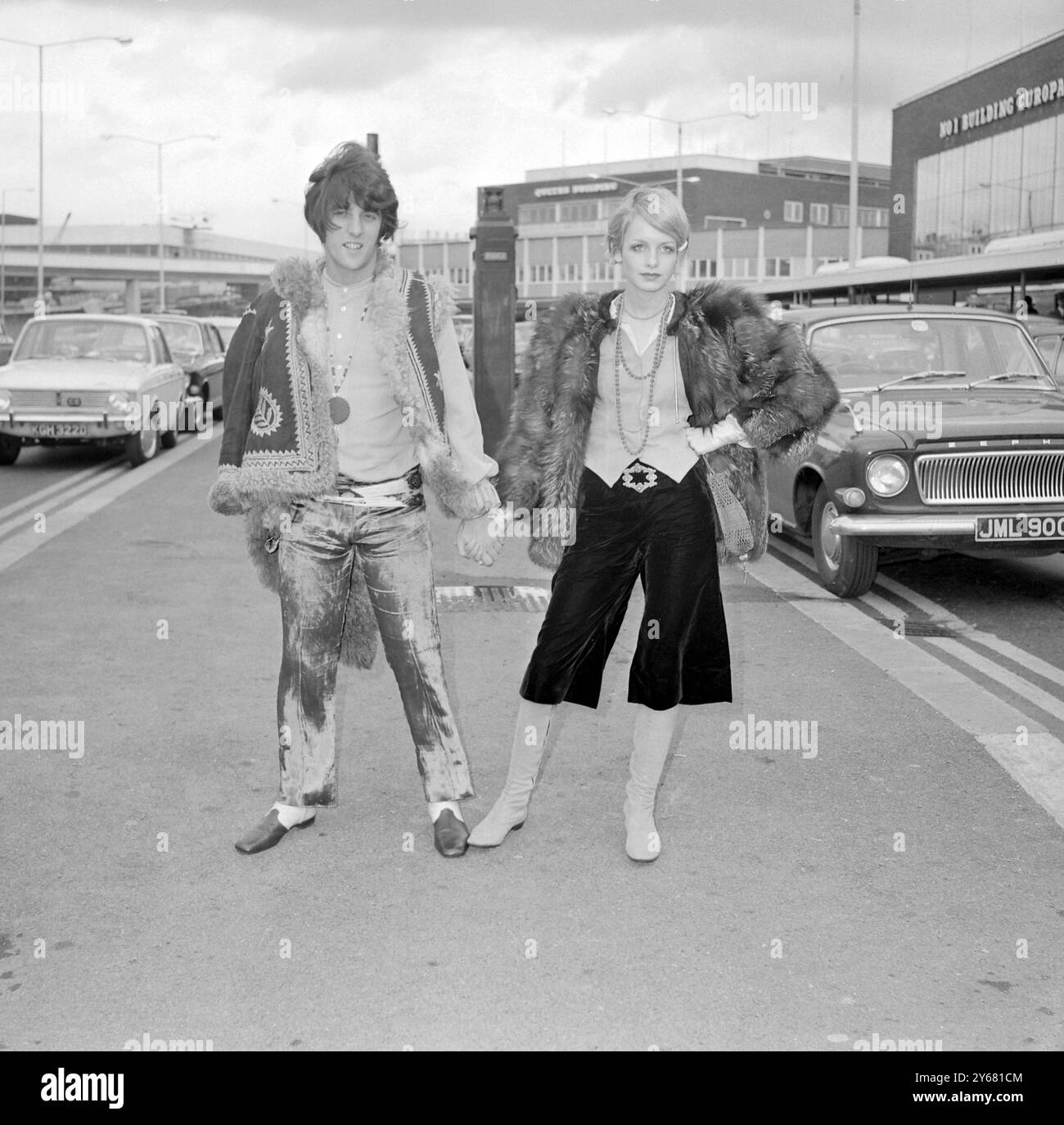 Taking the hippy look to Japan Twiggy and her boyfriend manager Justin ...