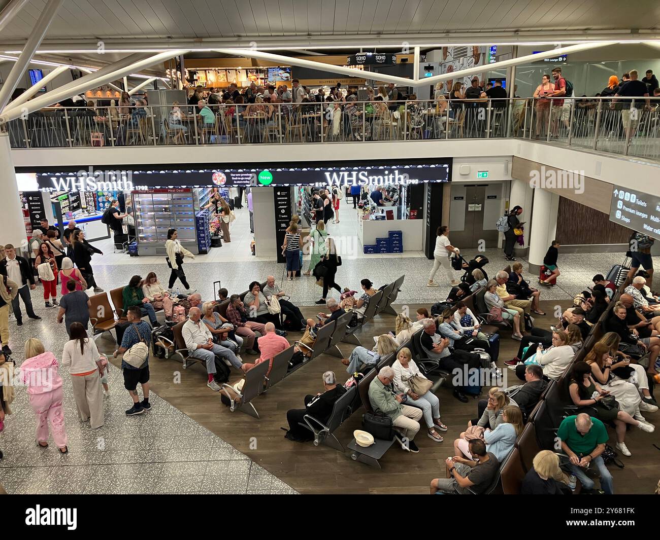 Crowded departure lounge airport hi-res stock photography and images ...
