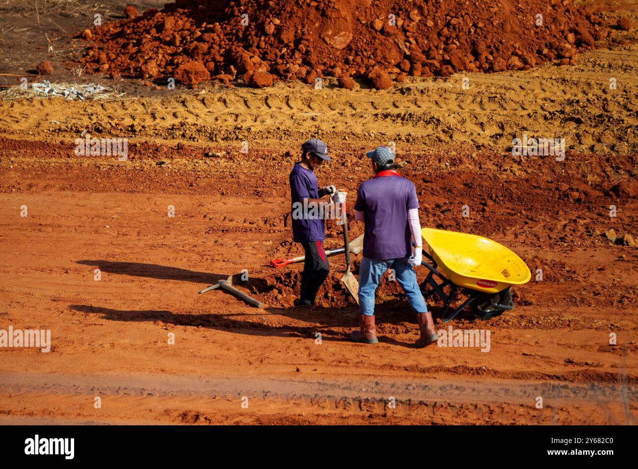 MARACAIBO, VENEZUELA. 24-09-2024. The coulors of the earth. Workers ...