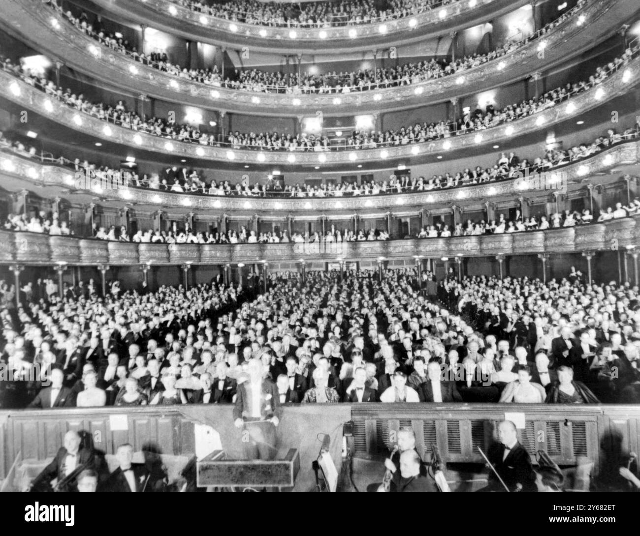 New York: A glittering crowd of "First Nighters" await the opening of ...