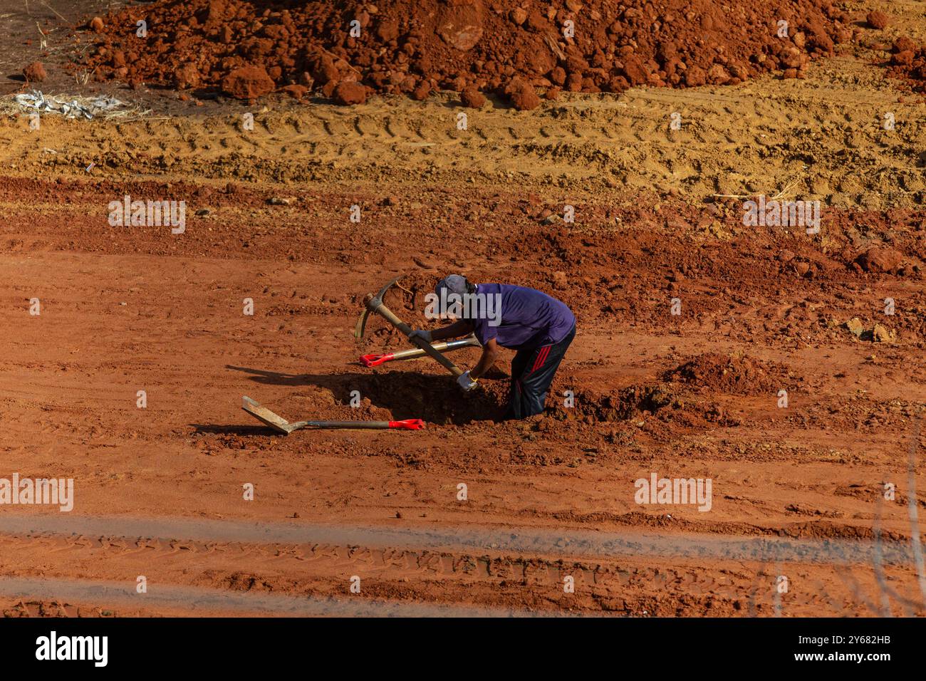 MARACAIBO, VENEZUELA. 24-09-2024. The coulors of the earth. Workers ...