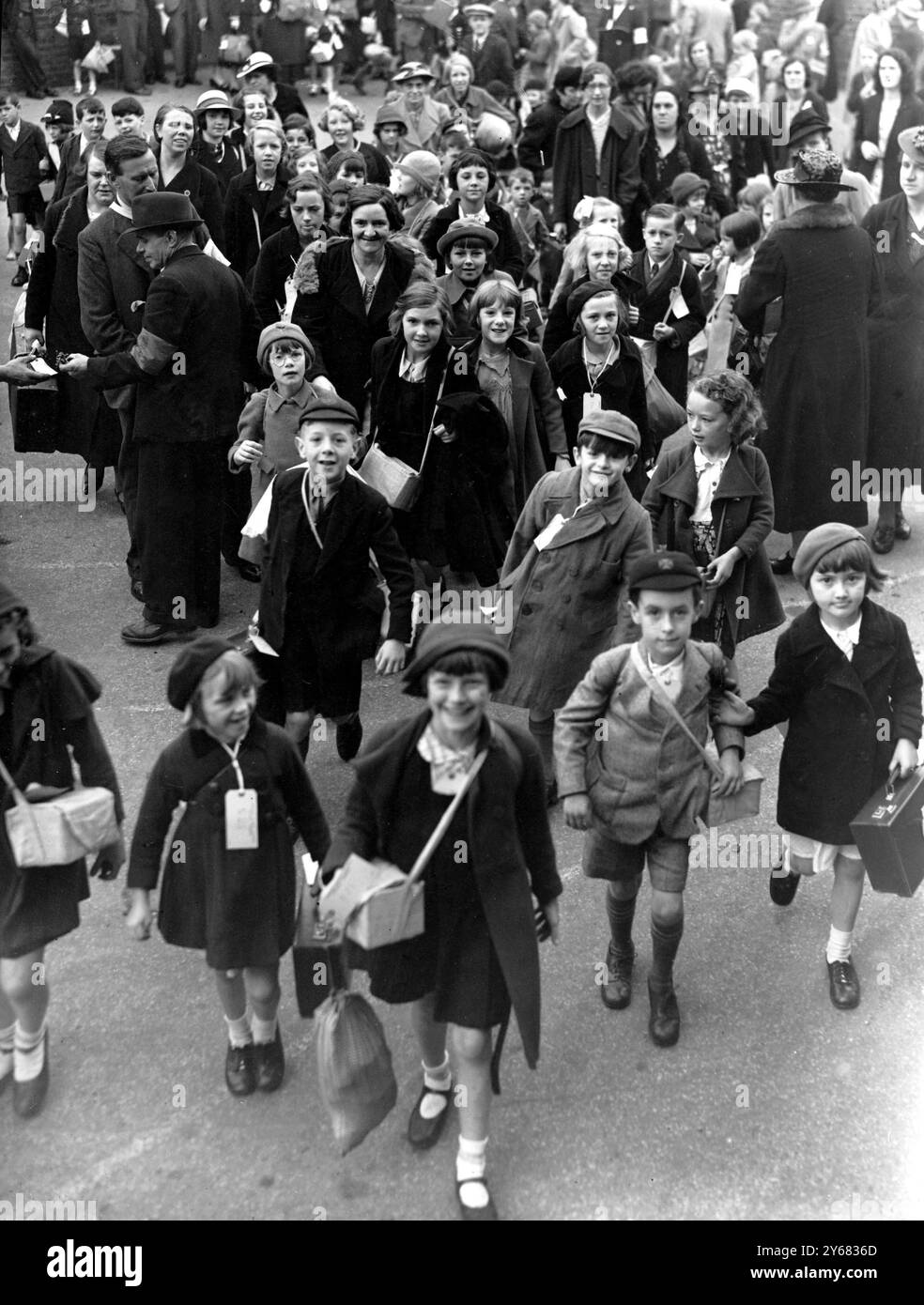 Ww2 evacuees Black and White Stock Photos & Images - Alamy