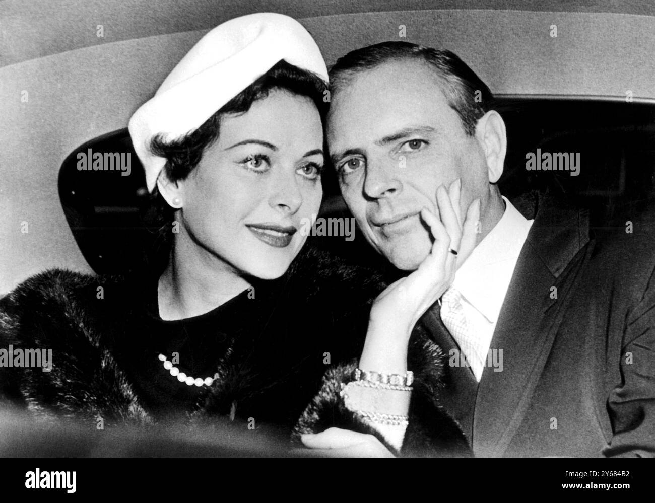Hedy Lamarr weds Texas oil magnate Mr W Howard Lee. Picture shows ...