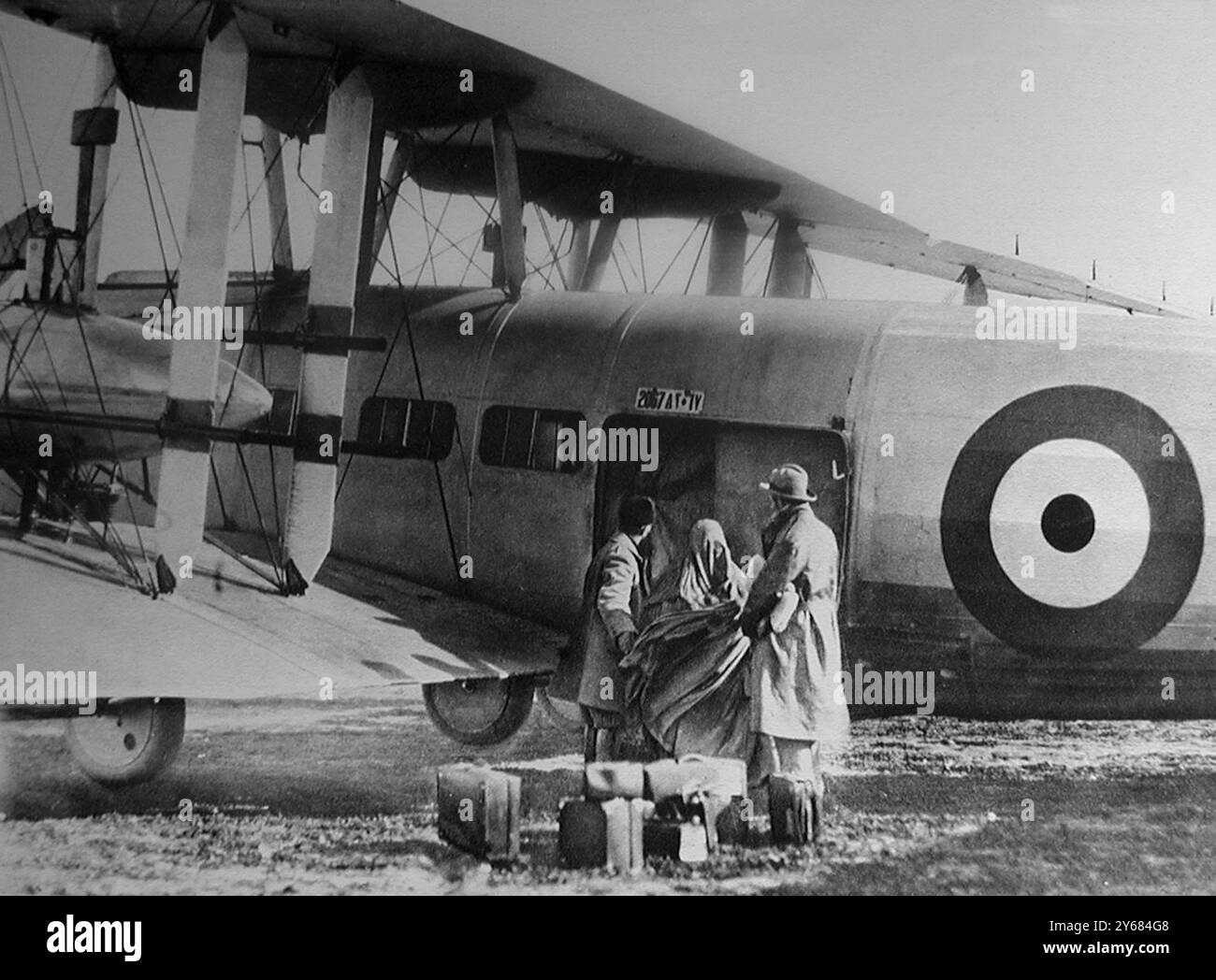 Women in purdah hi-res stock photography and images - Alamy