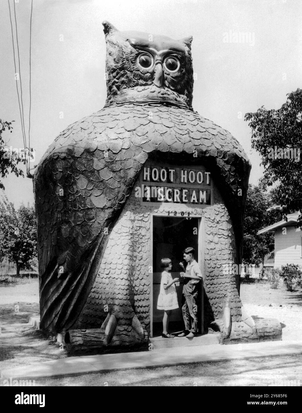 Los Angeles, California 1928. Ice cream shop fashioned like an owl ...