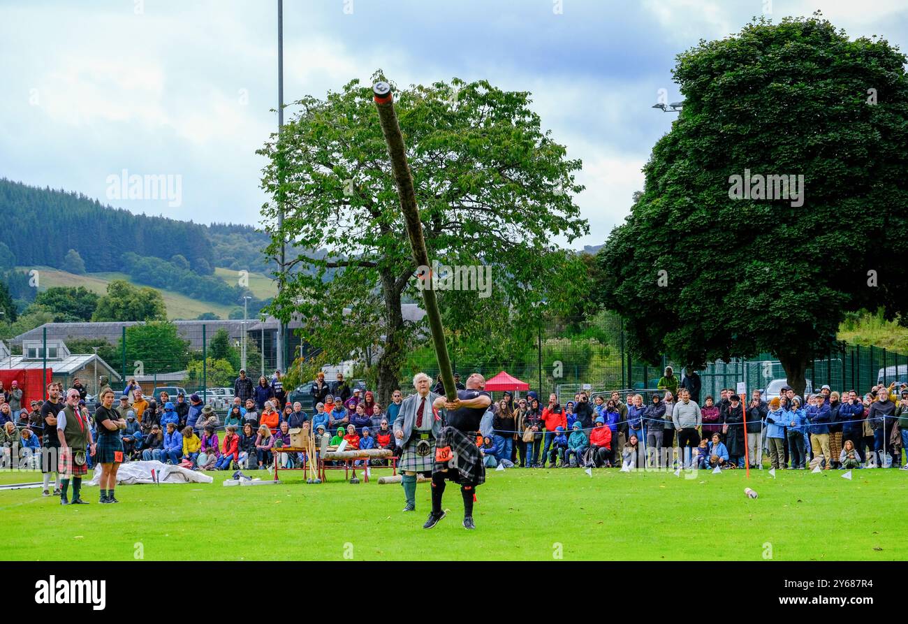 Tossing the caber in the highlands hi-res stock photography and images ...