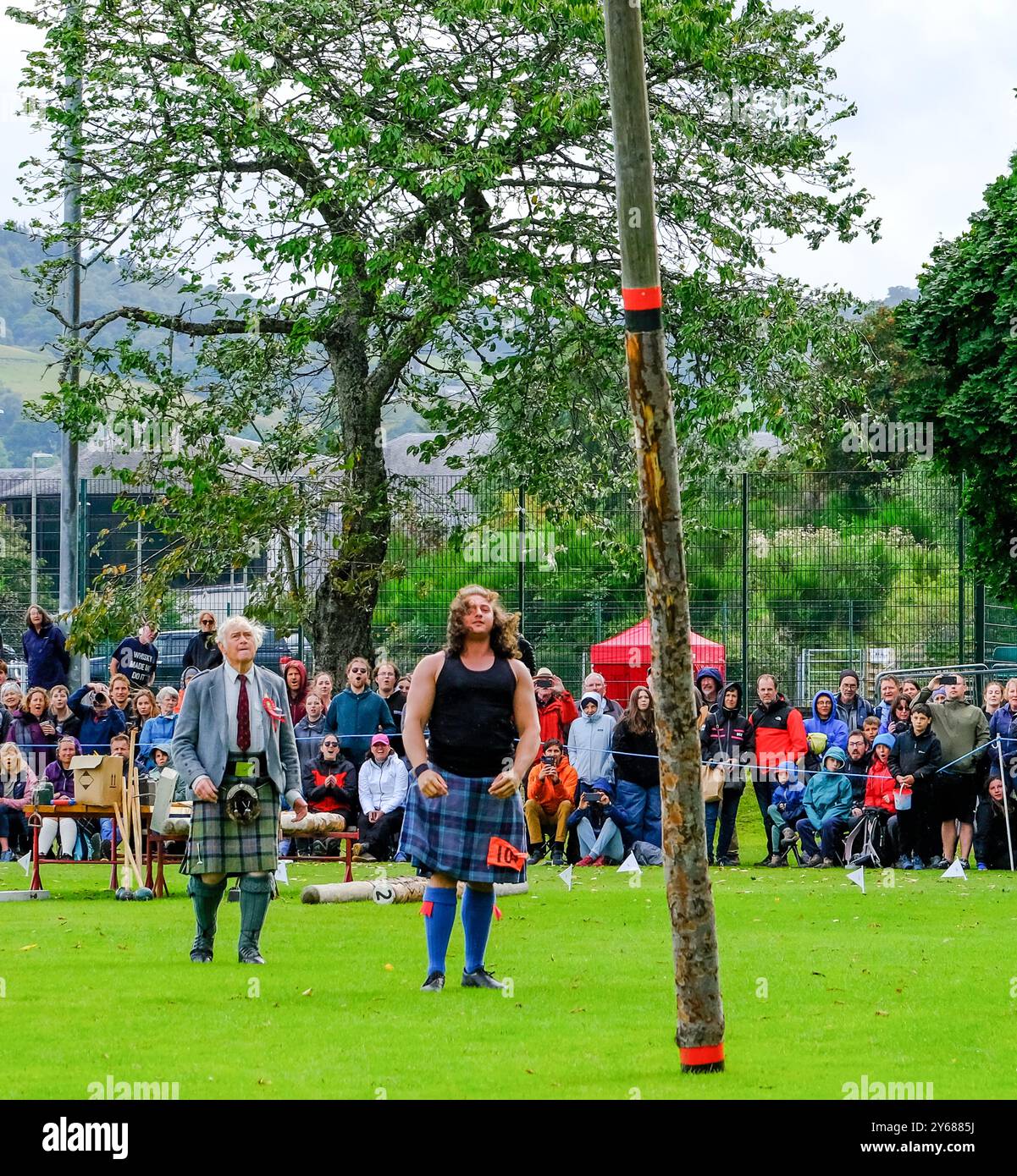 Kilt highland games tossing the caber hi-res stock photography and ...