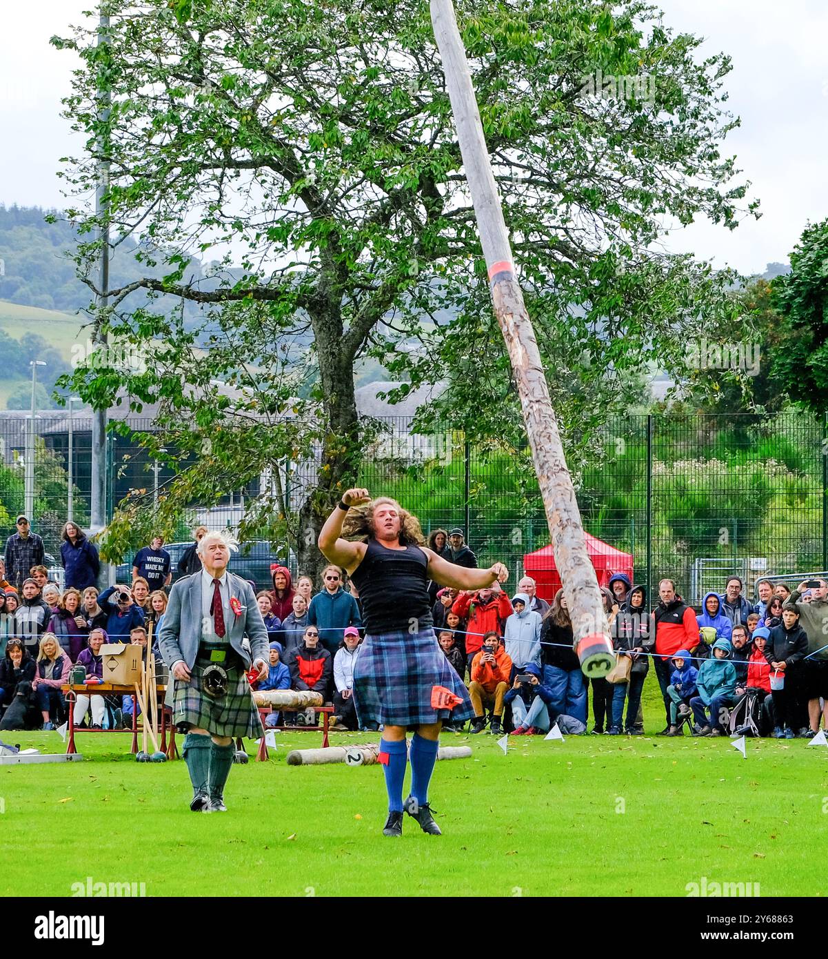 Tossing the caber in the highlands hi-res stock photography and images ...