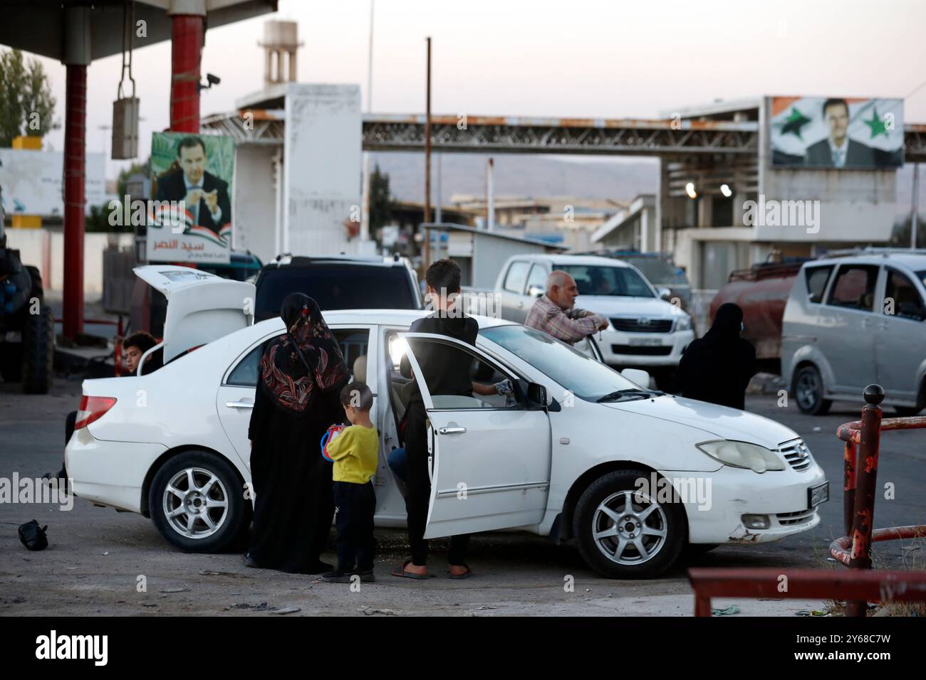 Lebanese fleeing the Israeli bombardment, arrive in a taxi at the ...