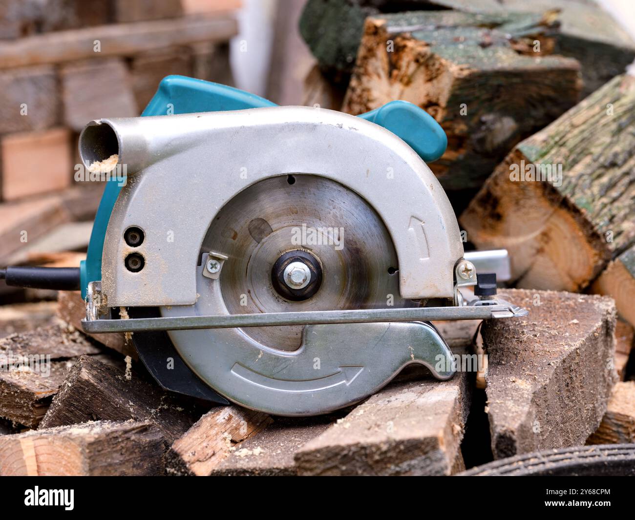 Saw wooden plank circular saw hi-res stock photography and images - Alamy