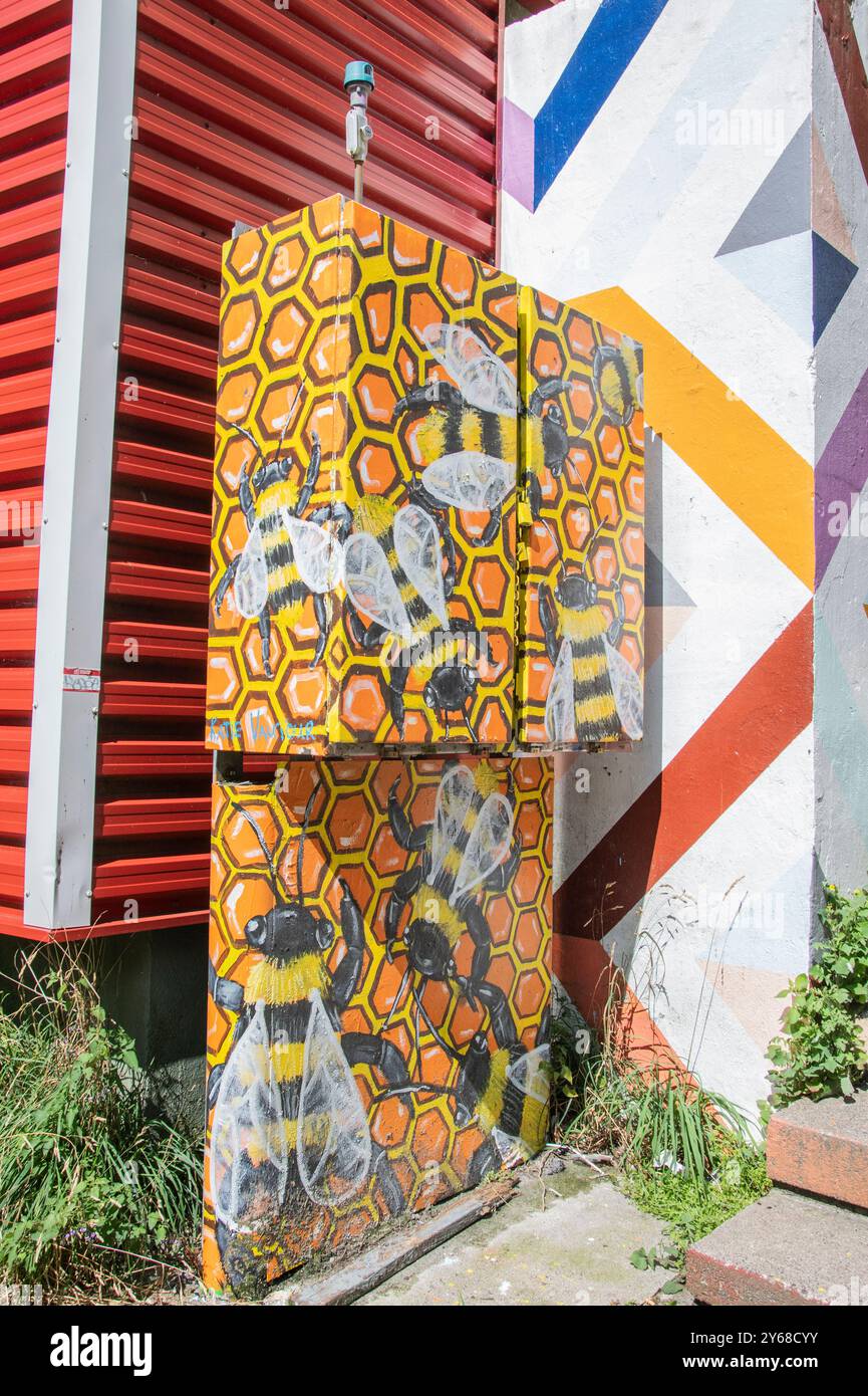 Honey bees mural on electrical traffic control box at St. John's Lane ...