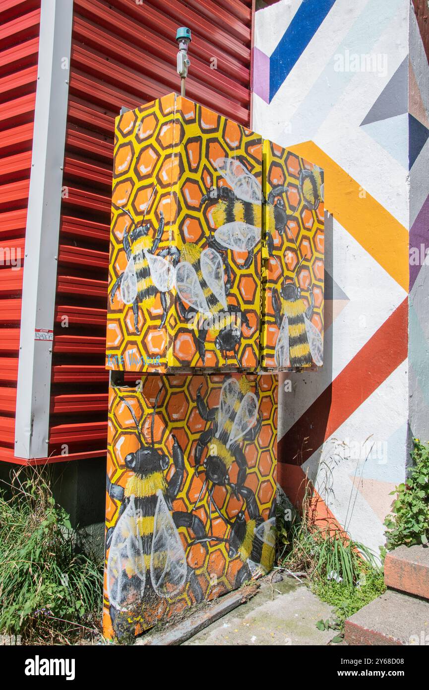 Bee mural hi-res stock photography and images - Alamy