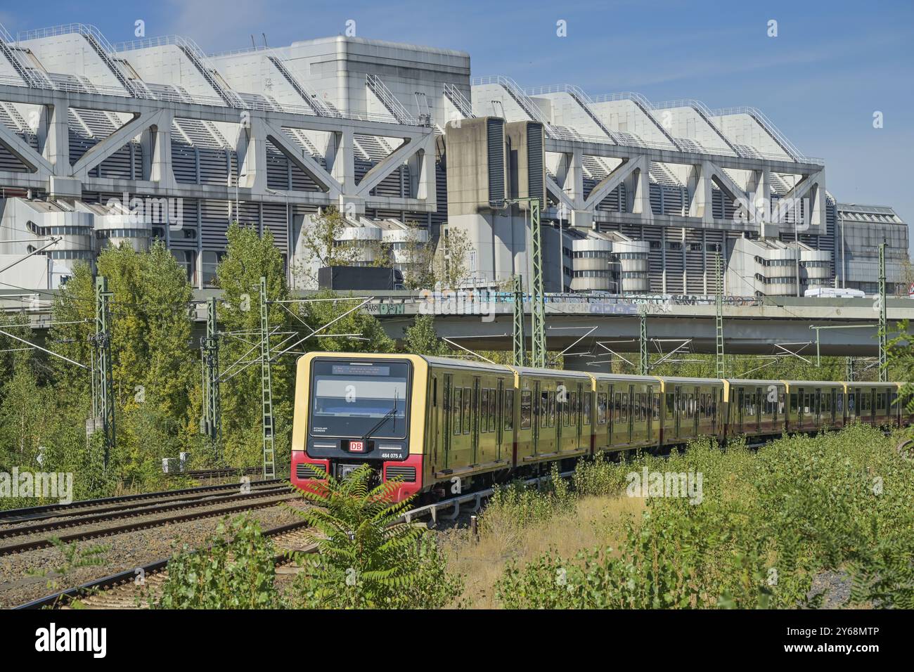 Ringbahn, S-Bahn in front of Westkreuz station, ICC, Westend ...