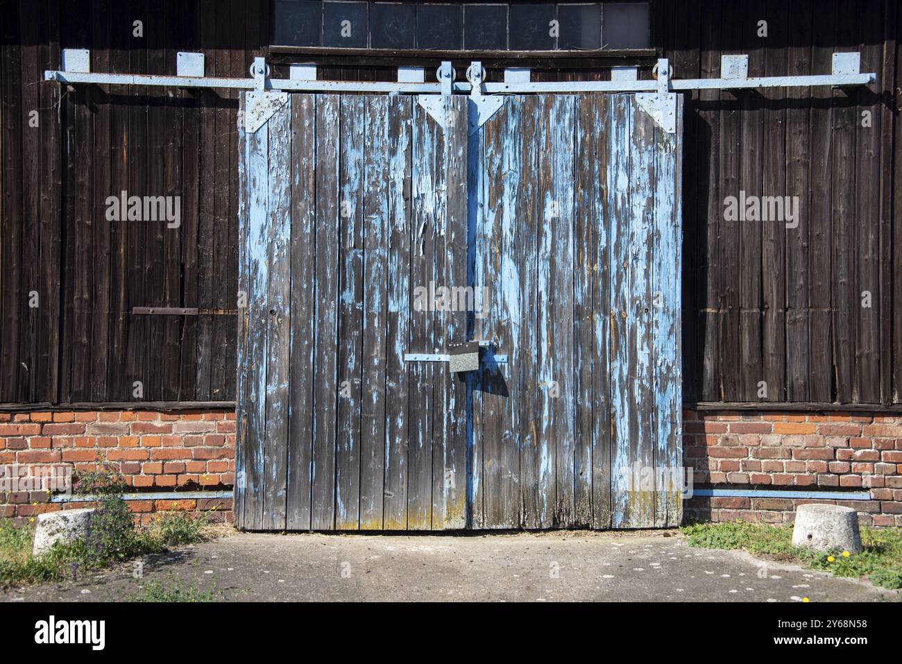 Wooden gates hi-res stock photography and images - Alamy