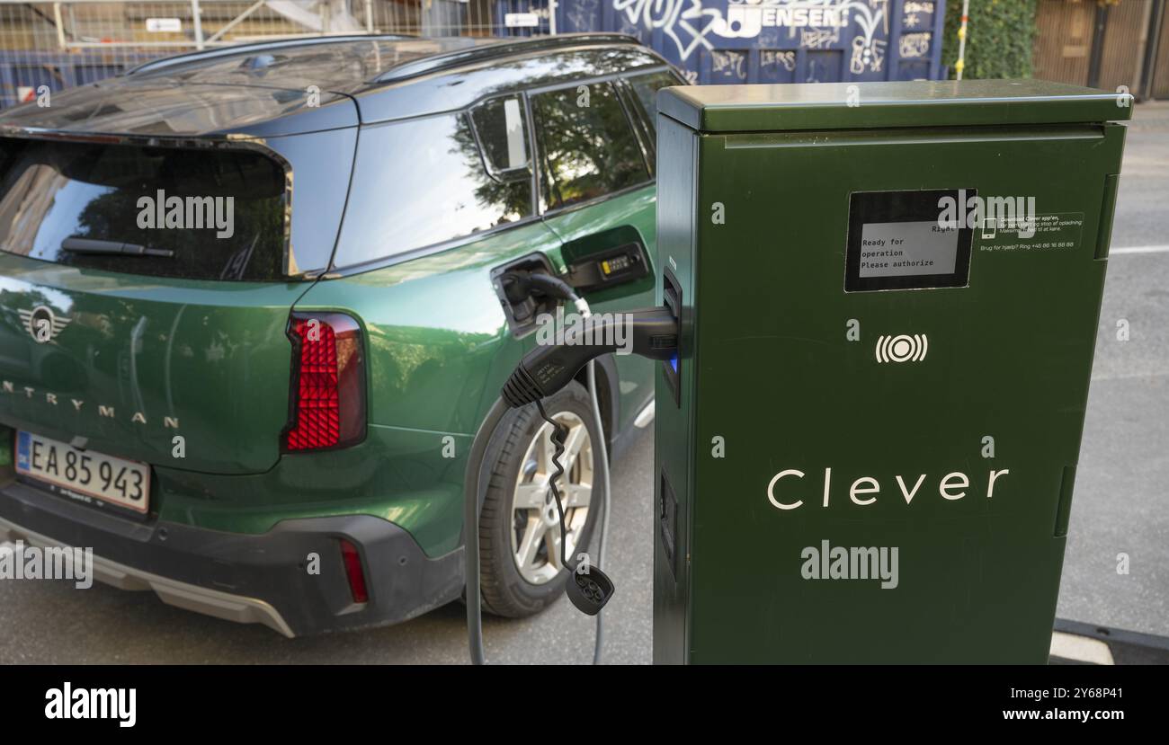 Clever charging station hi-res stock photography and images - Alamy
