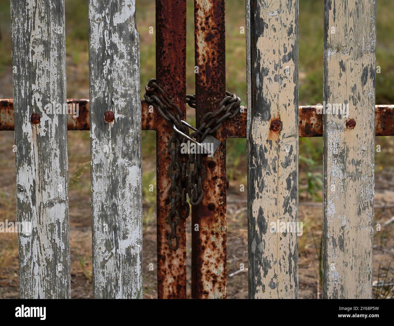 Old wooden fence with a lock in front Stock Photo - Alamy