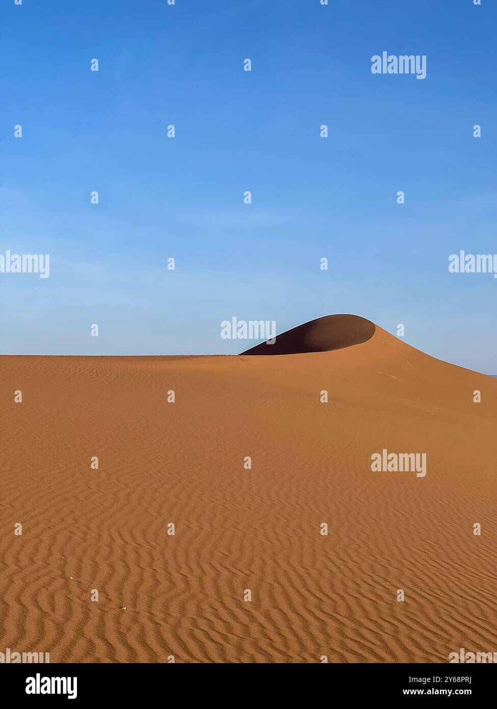 Sand dune crest and blue sky, Erg Chegaga, Sahara desert, Morocco Stock ...