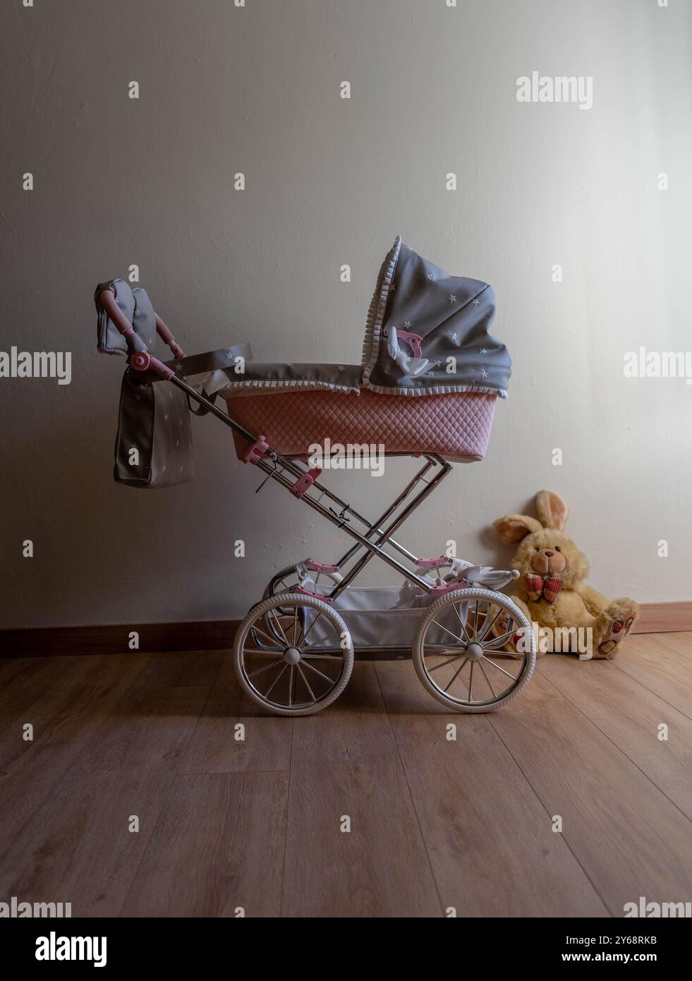 Antique baby stroller Stock Photo - Alamy
