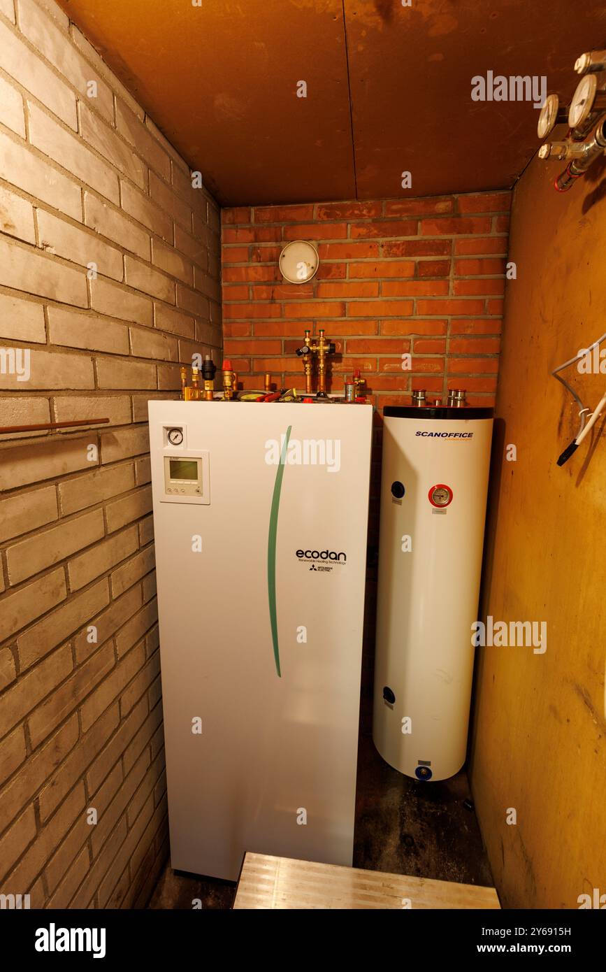 Mitsubishi Ecodan air-water heat pump indoor unit and hot water tank ...