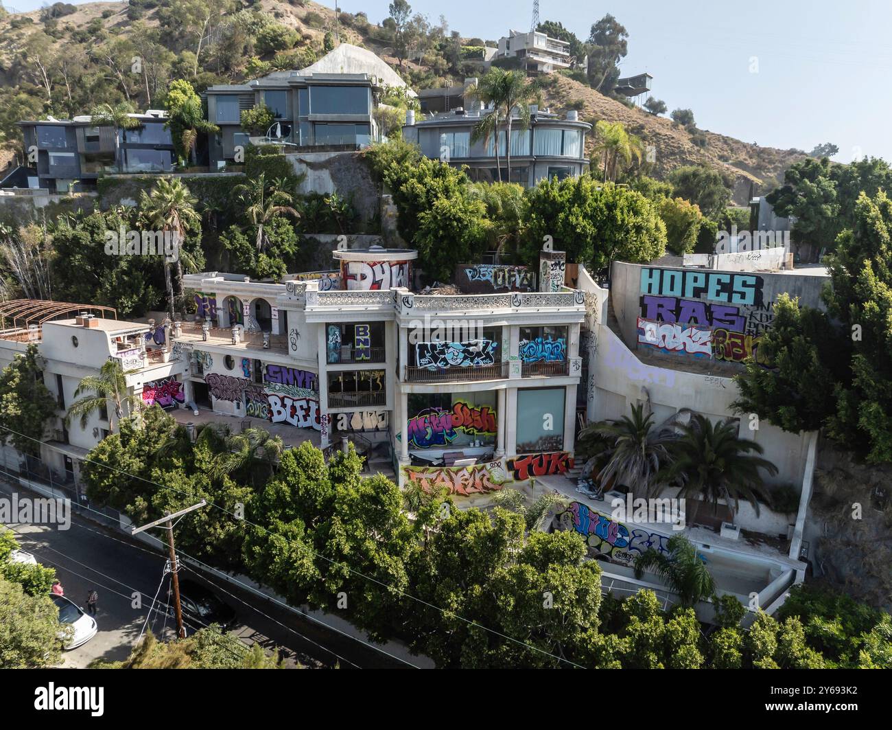 Los Angeles, USA. 24th Sep, 2024. Another abandoned Hollywood Hills mansion owned by Hollywood ...