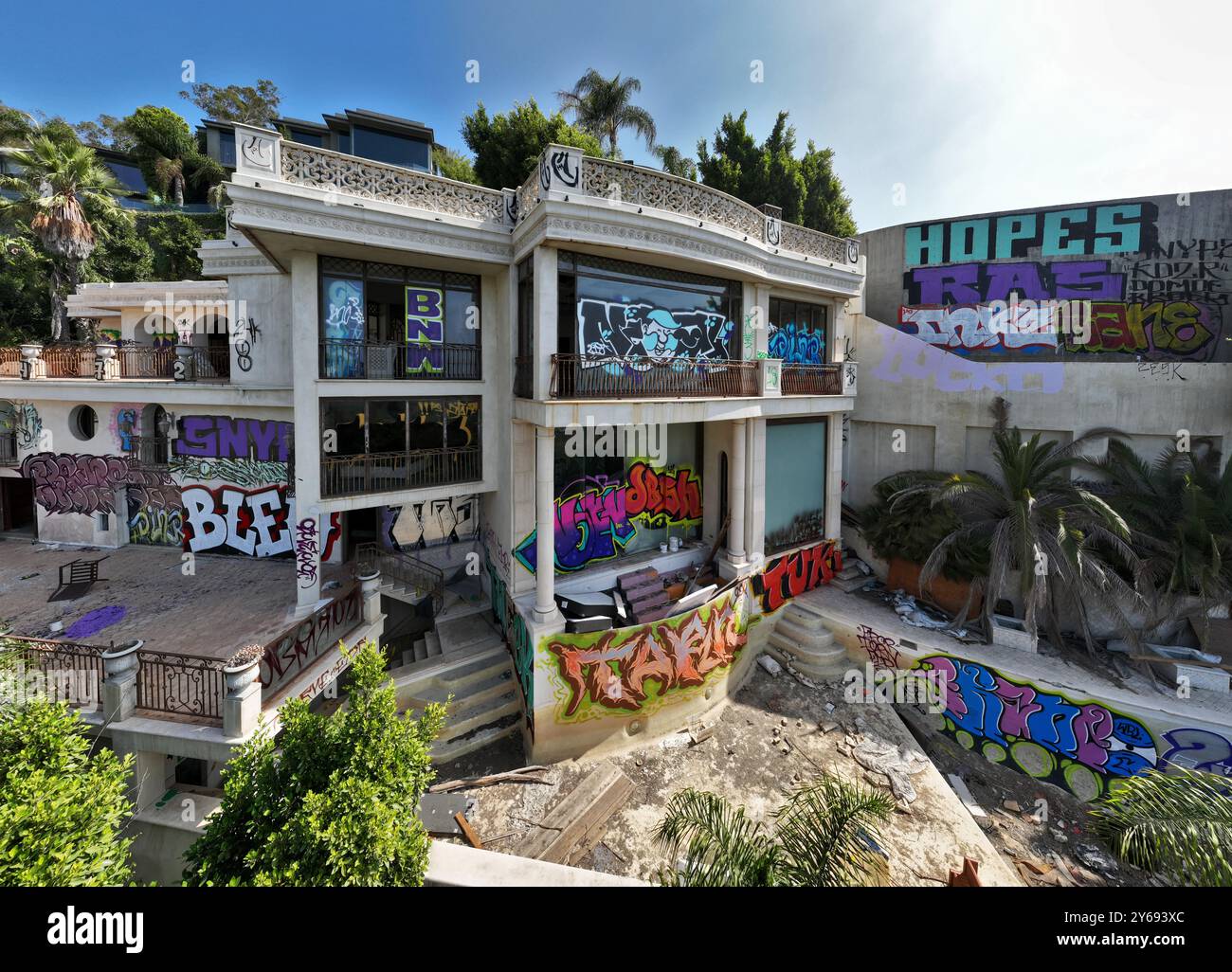 Los Angeles, USA. 24th Sep, 2024. Another abandoned Hollywood Hills ...