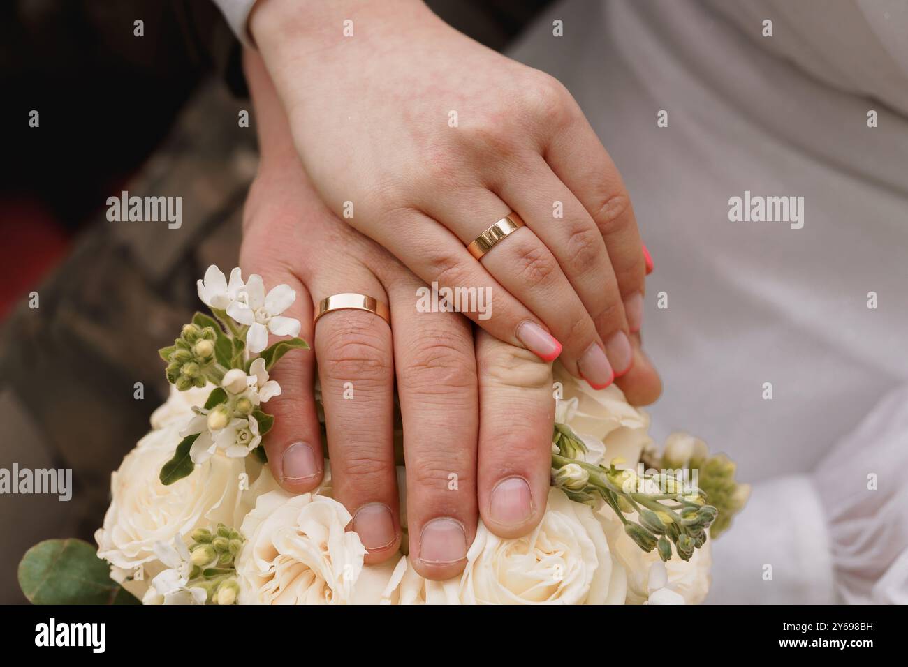 Elegant white roses intertwined hi-res stock photography and images - Alamy