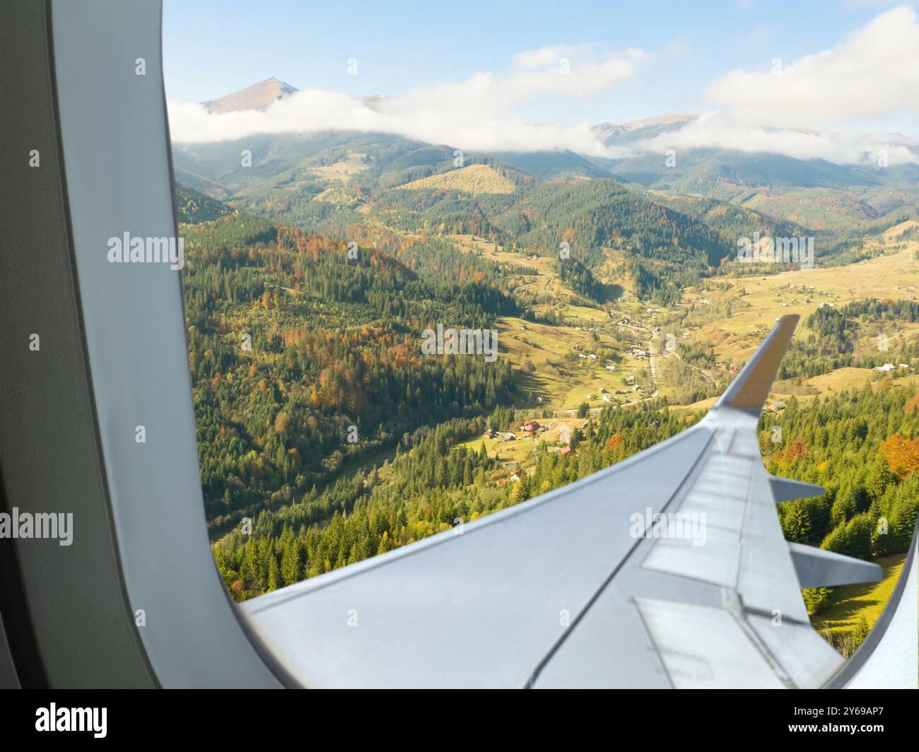Aeroplane flying over mountain peak hi-res stock photography and images ...