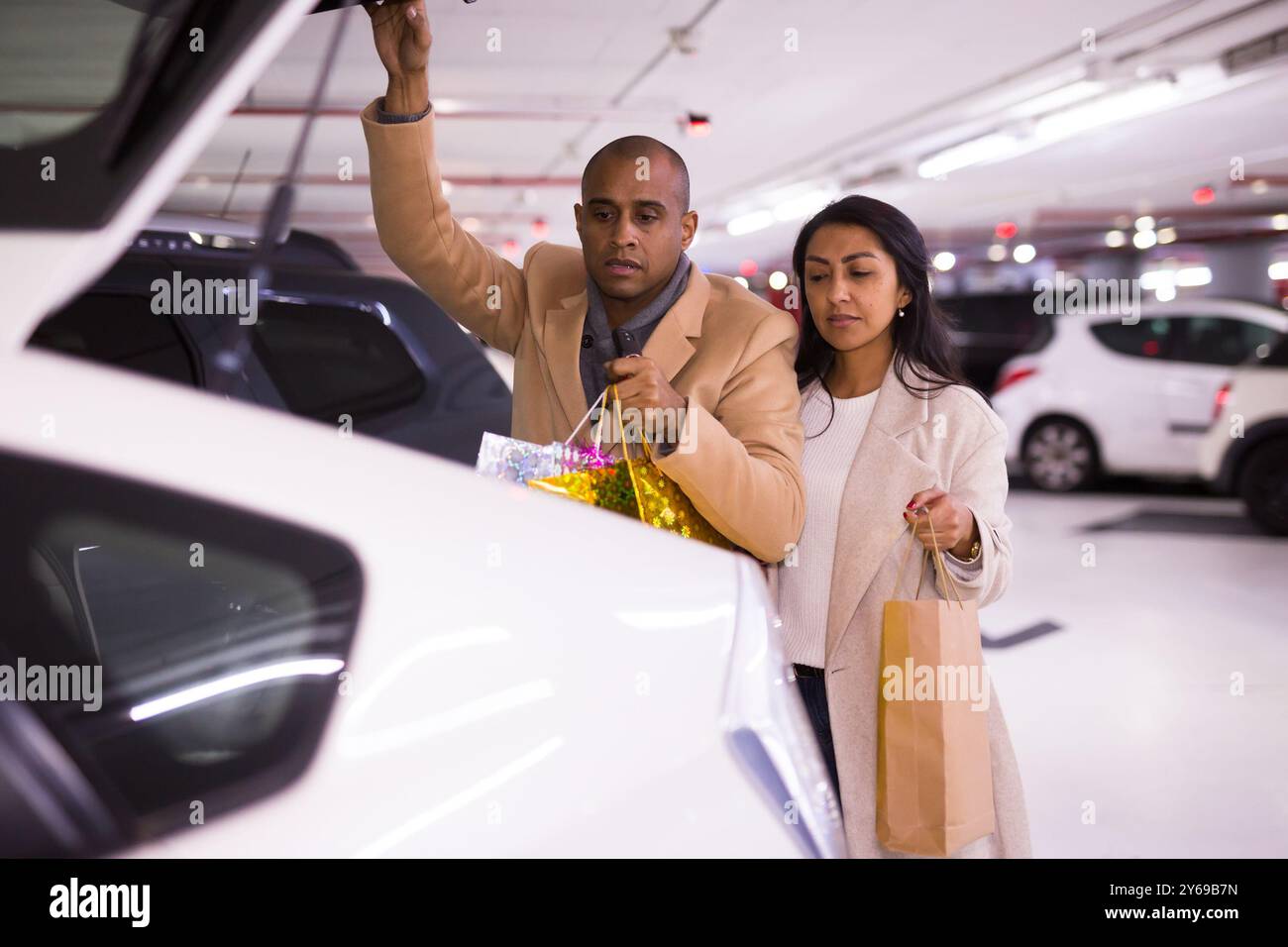 Couple loading shopping bags hi-res stock photography and images - Alamy