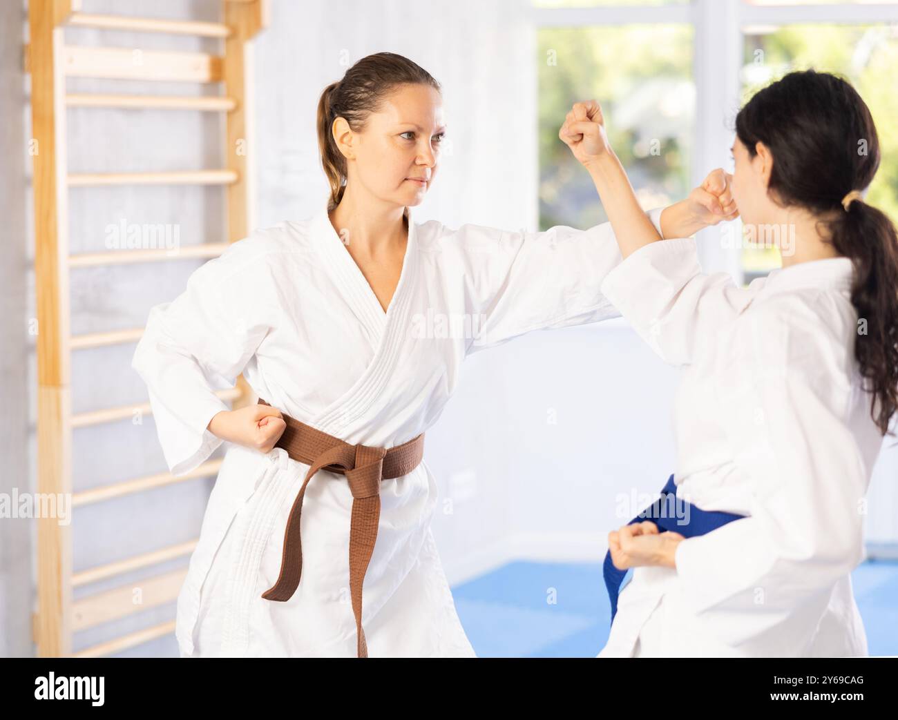 Two women practicing karate hi-res stock photography and images - Alamy