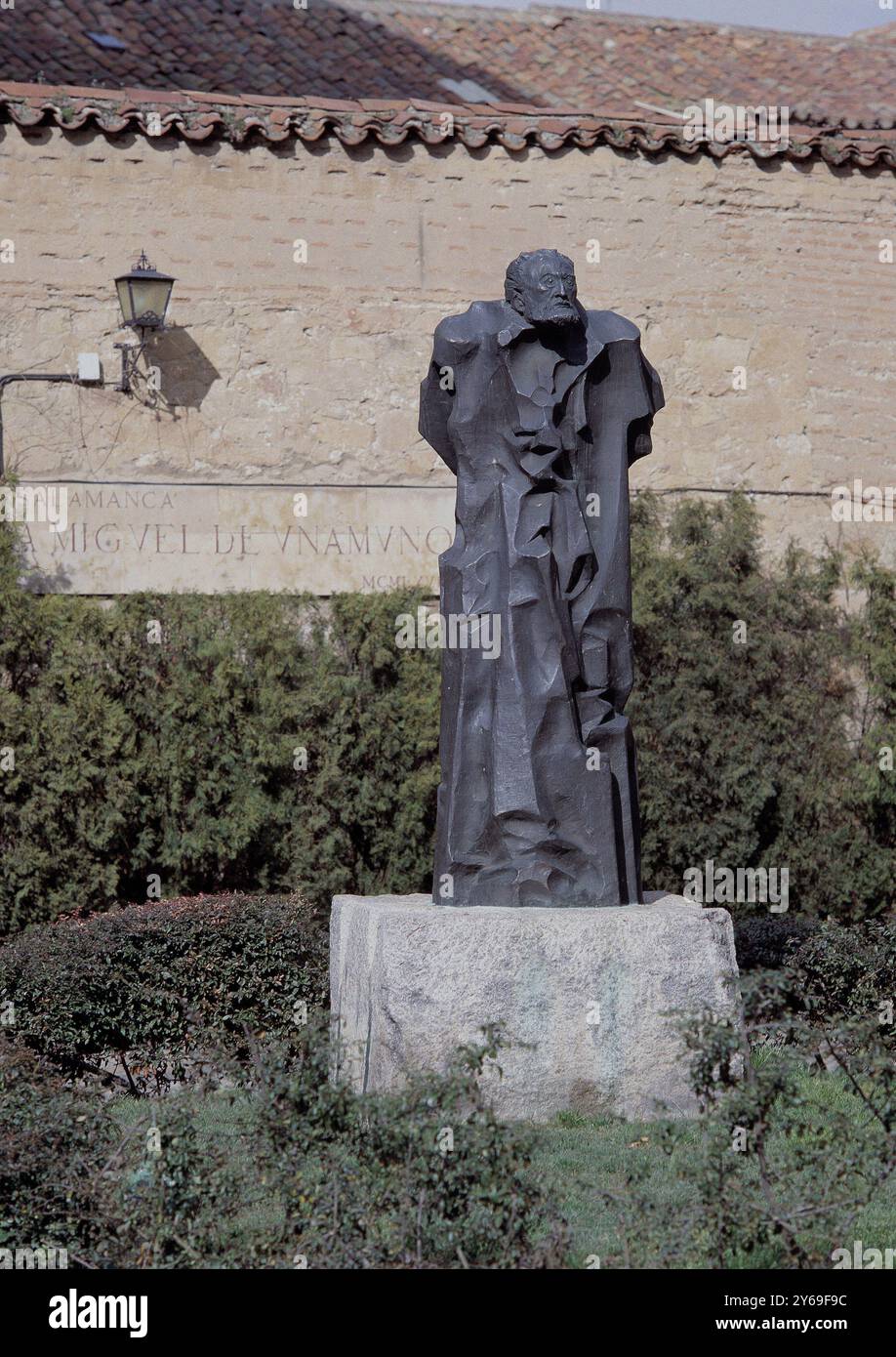 UNAMUNO , MIGUEL DE. ESCRITOR ESPAÑOL . BILBAO 1864 - 1936. MONUMENTO EN SALAMANCA OBRA DEL ...