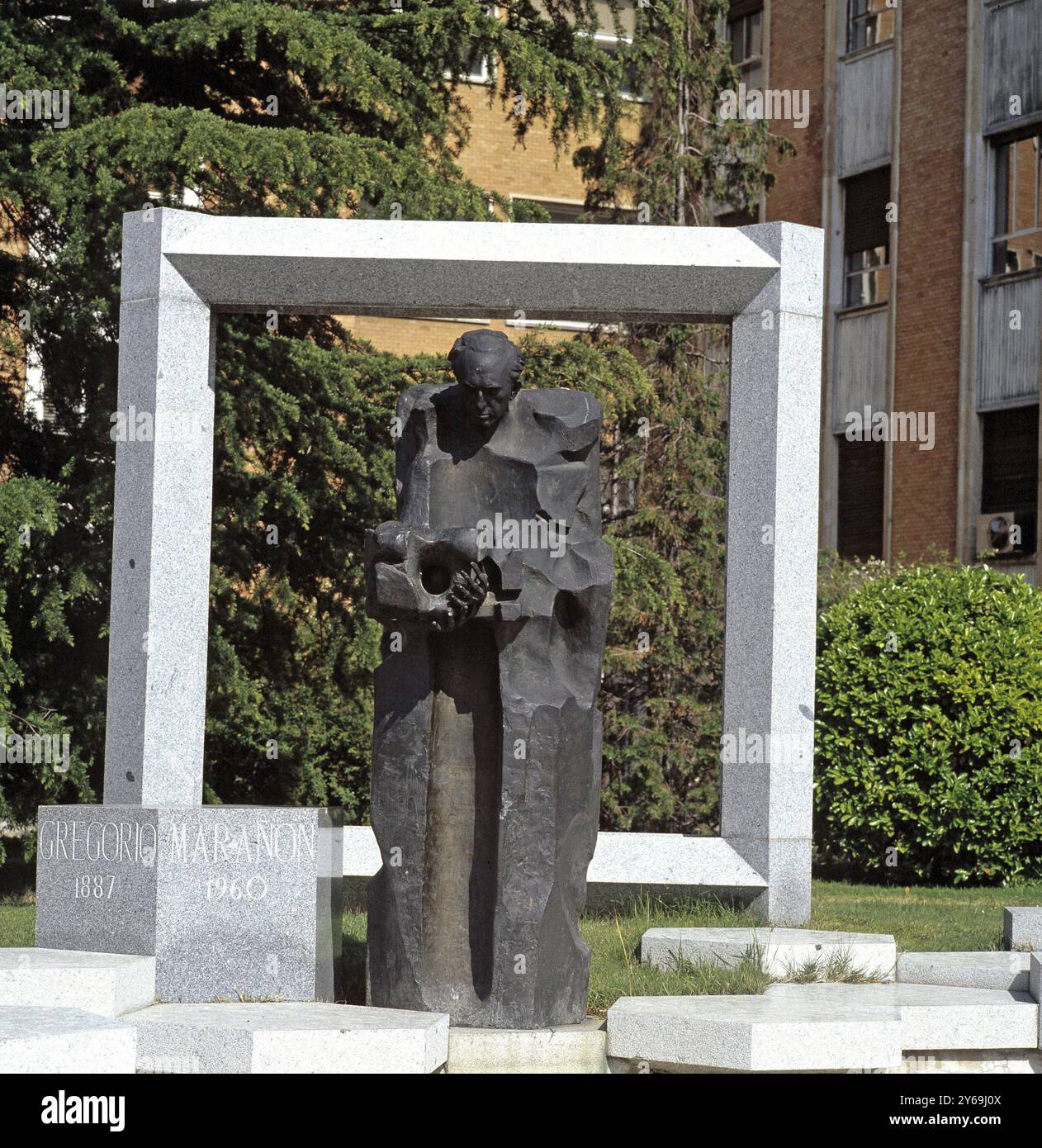 MARAÑON , GREGORIO. MEDICO Y ESCRITOR ESPAÑOL . MADRID 1887 - 1960. MONUMENTO EN MADRID OBRA DEL ...
