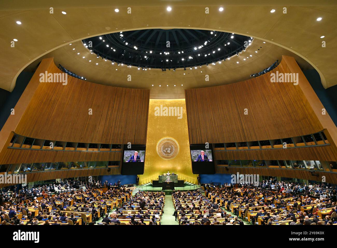 (240924) -- UNITED NATIONS, Sept. 24, 2024 (Xinhua) -- UN Secretary-General Antonio Guterres (at ...