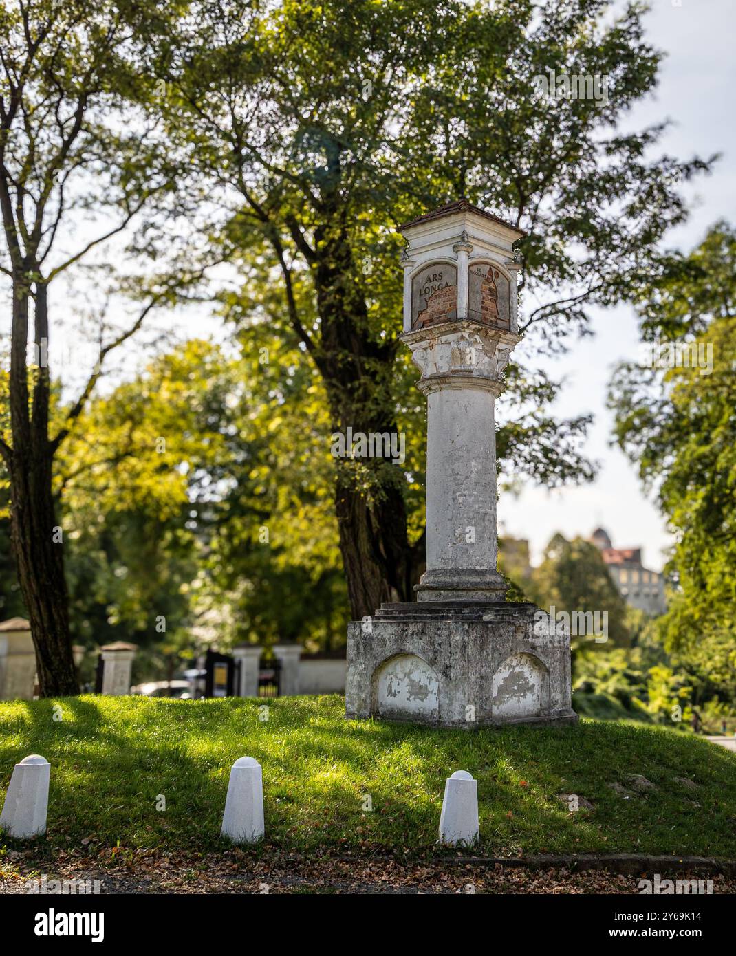 Hint stone hi-res stock photography and images - Alamy