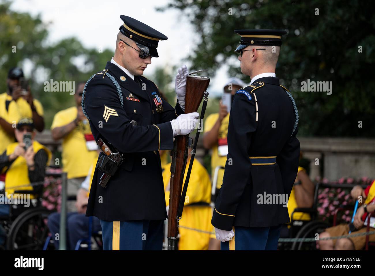 Tomb Guards from the 3d U.S. Infantry Regiment (The Old Guard) conduct ...