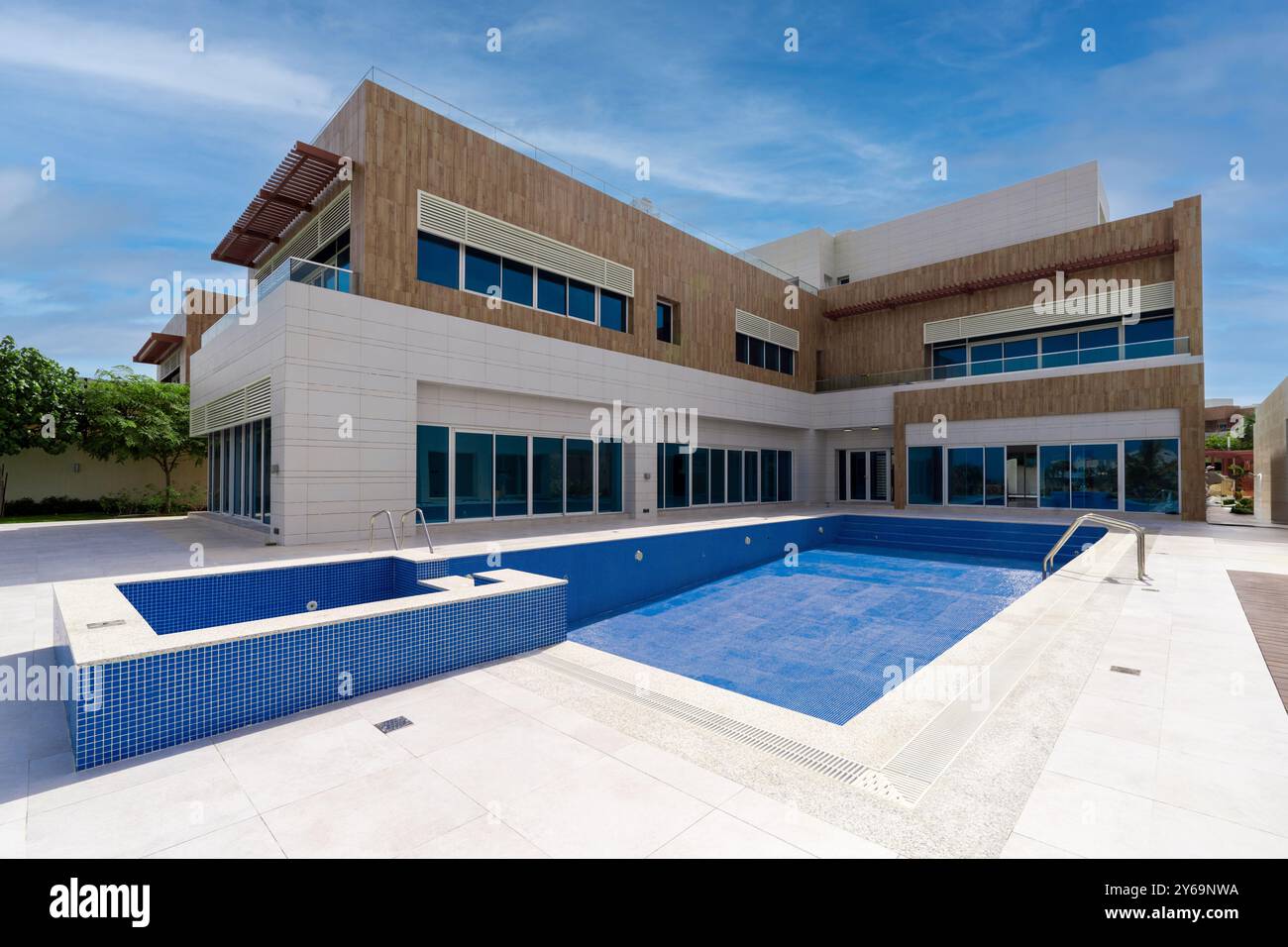 White modern villa sea hi-res stock photography and images - Alamy