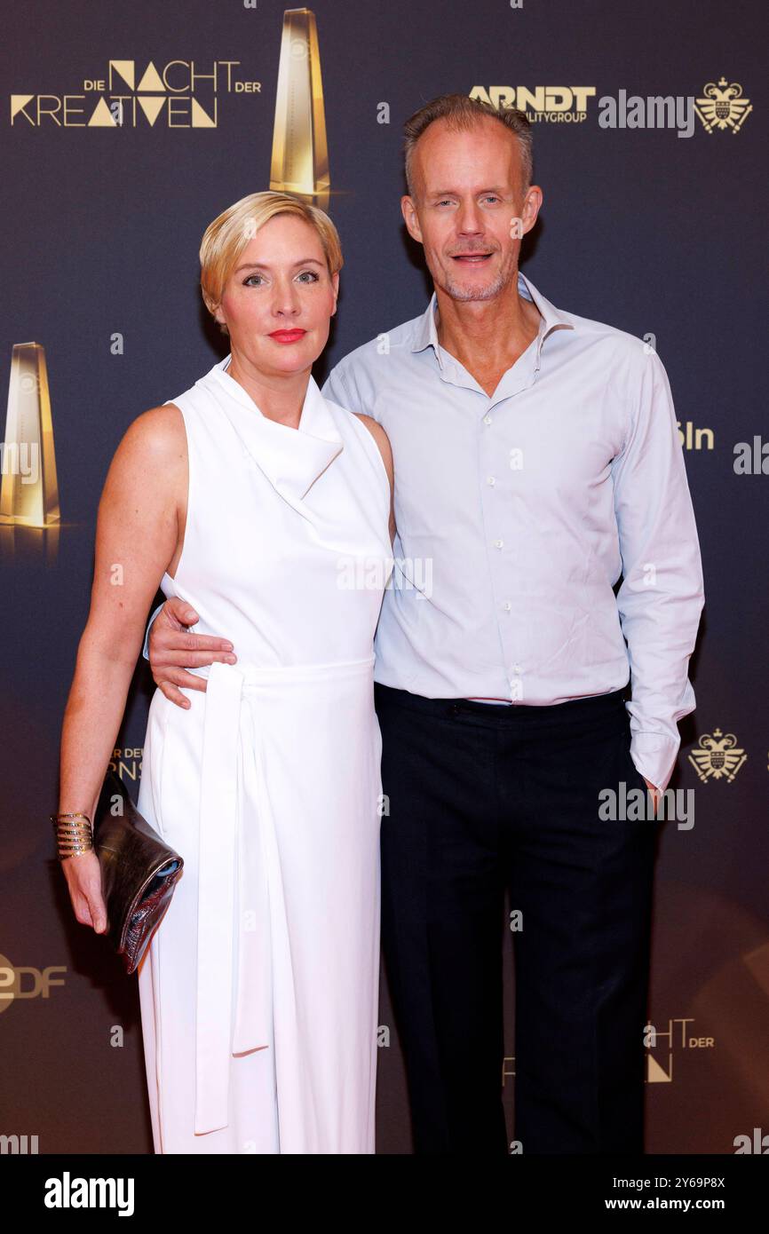 Moderator Max Uthoff und seine Gattin Tina Uthoff beim Red Carpet bei ...