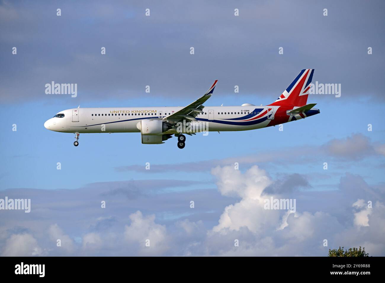 The UK Government's AIRBUS A321, G-GBNI, on final approach to runway 27 ...