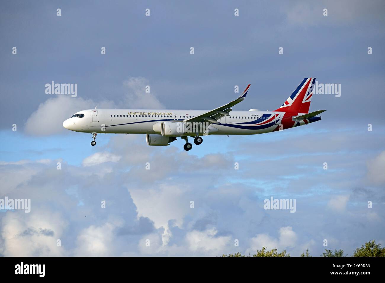 The UK Government's AIRBUS A321, G-GBNI, on final approach to runway 27 ...