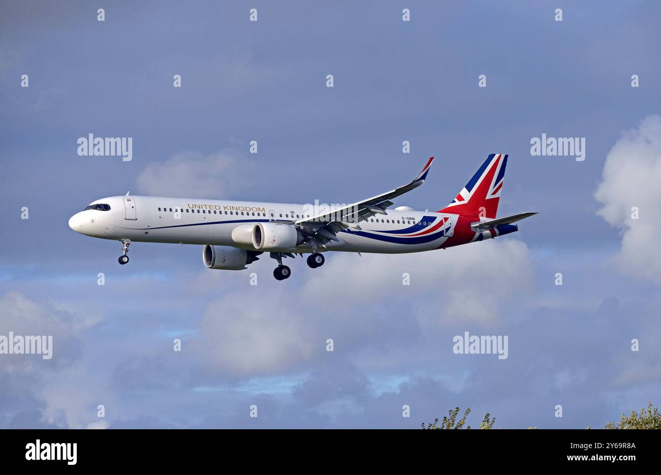 The UK Government's AIRBUS A321, G-GBNI, on final approach to runway 27 ...